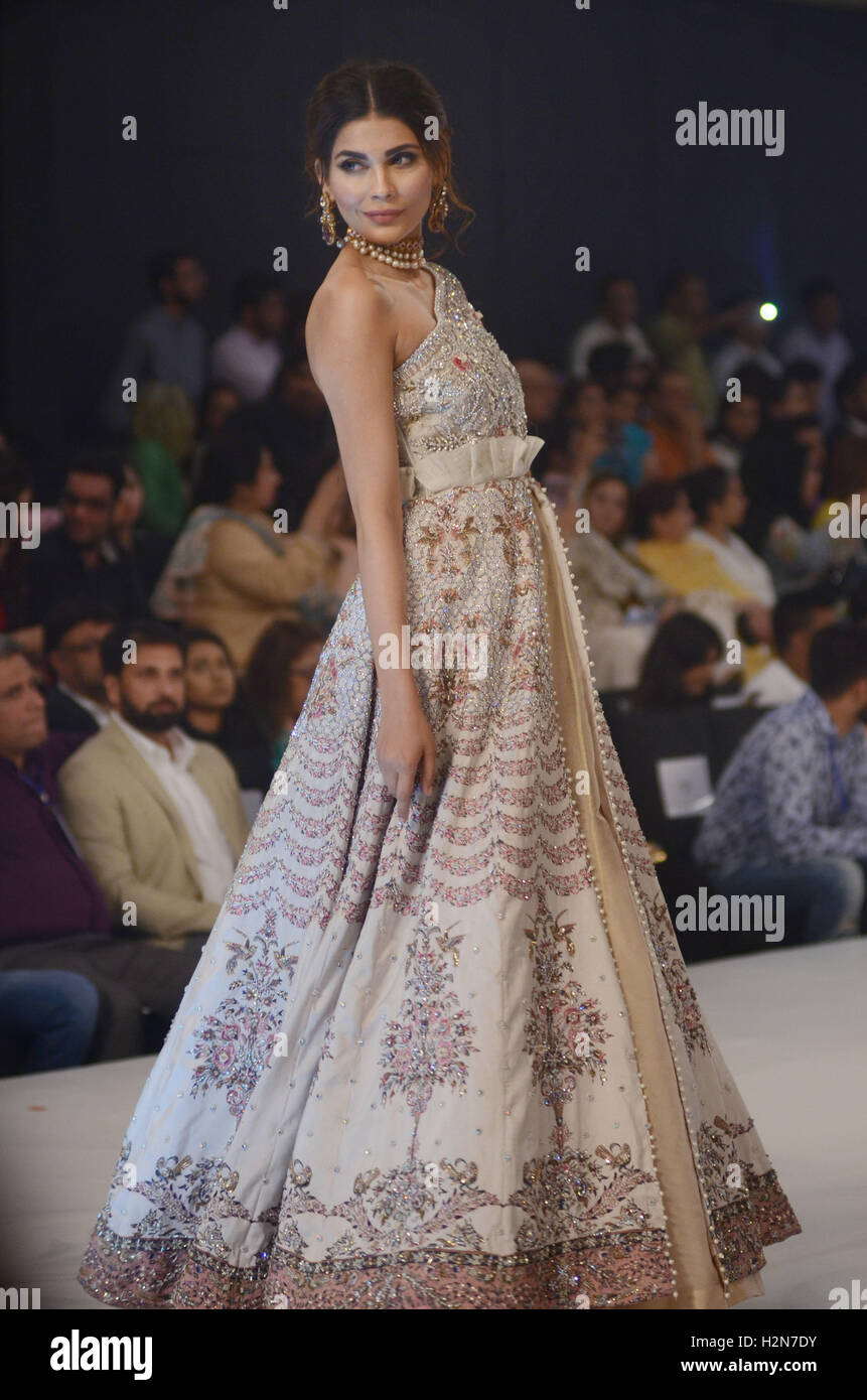 Lahore, Pakistan. 29th Sep, 2016. Pakistani models present creations by ...