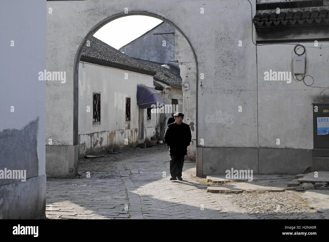 Old man walk building hi-res stock photography and images - Alamy