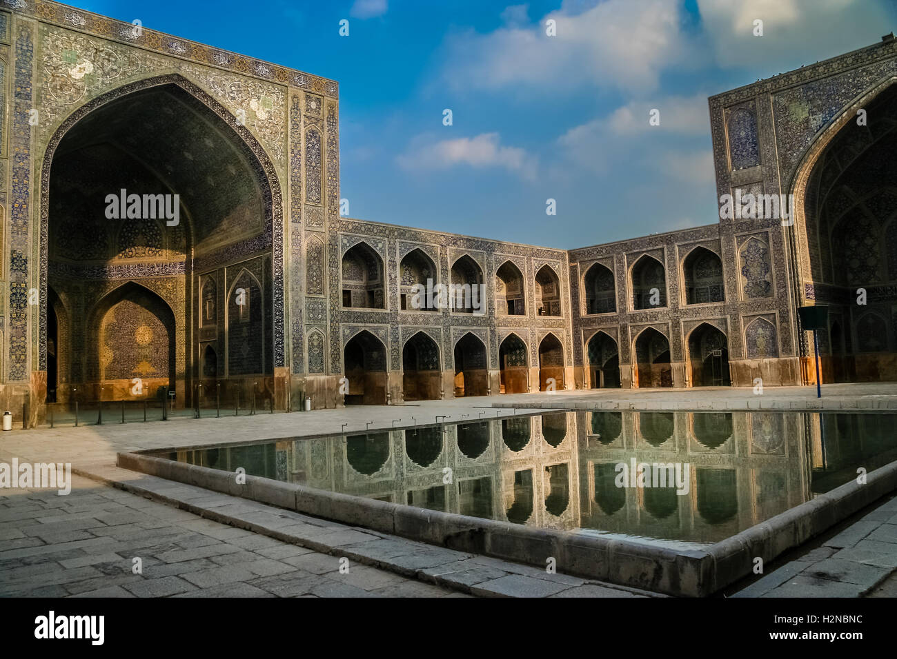 Isfahan friday mosque courtyard hi-res stock photography and images - Alamy