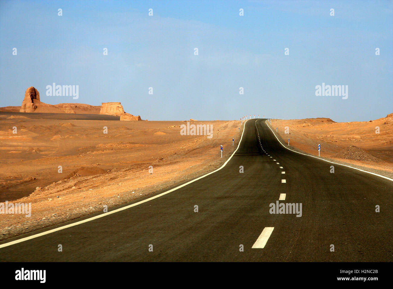 Road through hot remote iranian desert Middle East Stock Photo - Alamy