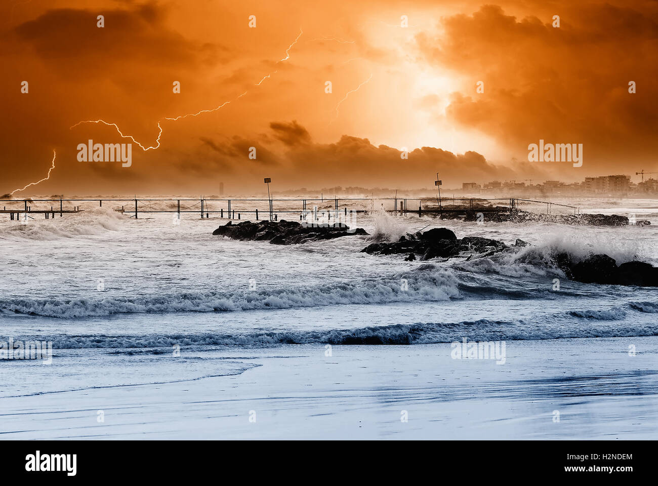 Lightning storm ocean hi-res stock photography and images - Alamy