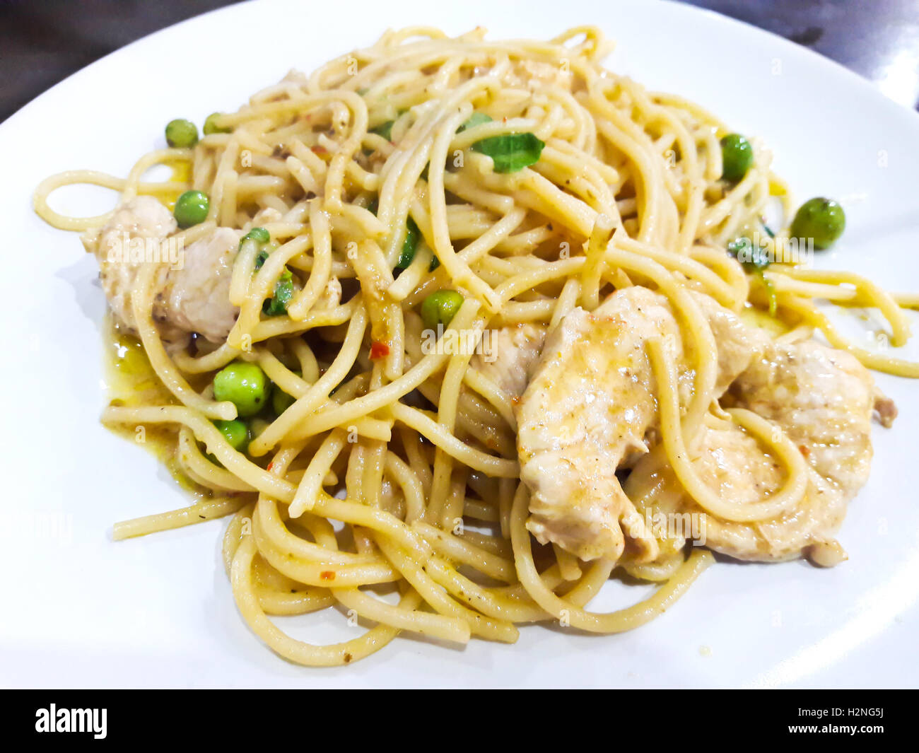 Green curry spaghetti Thai style with chicken Stock Photo - Alamy