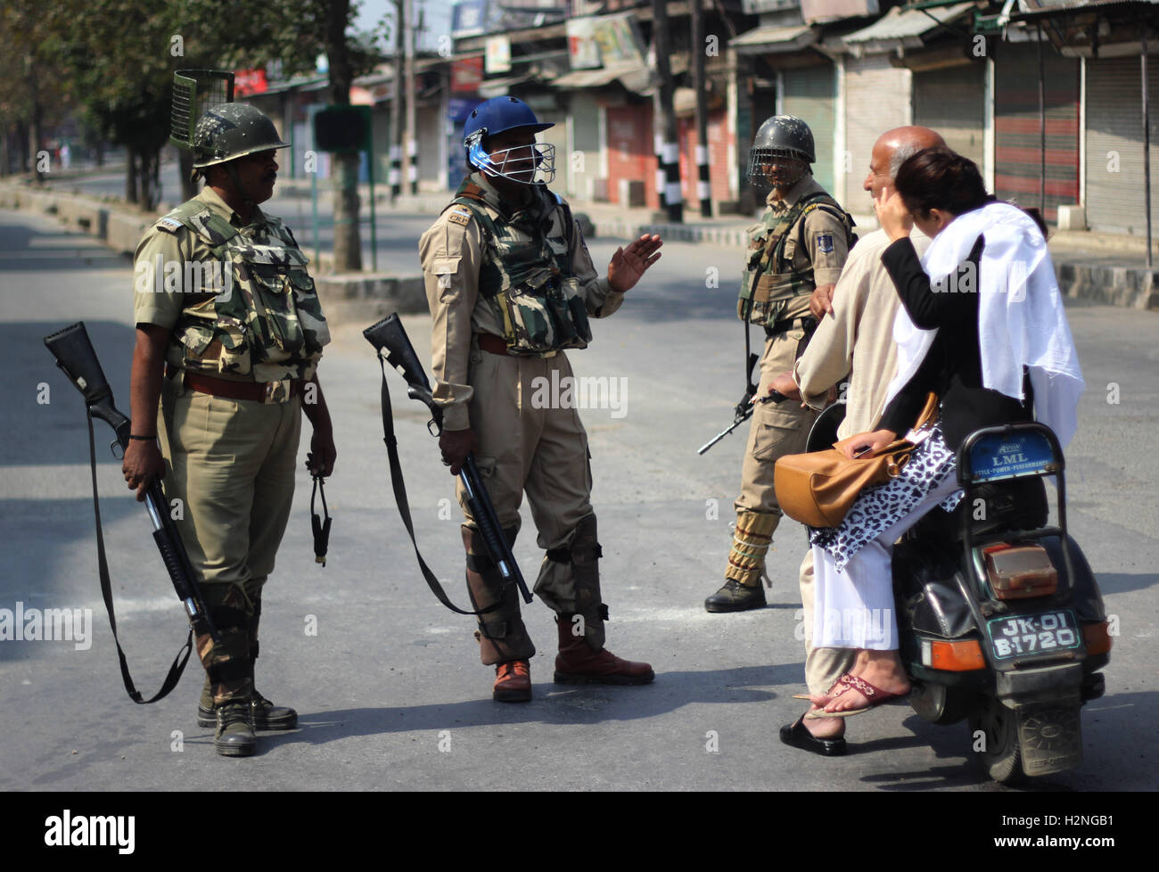 Srinagar, India. 30th Sep, 2016. Amid curfew, Indian troopers not ...