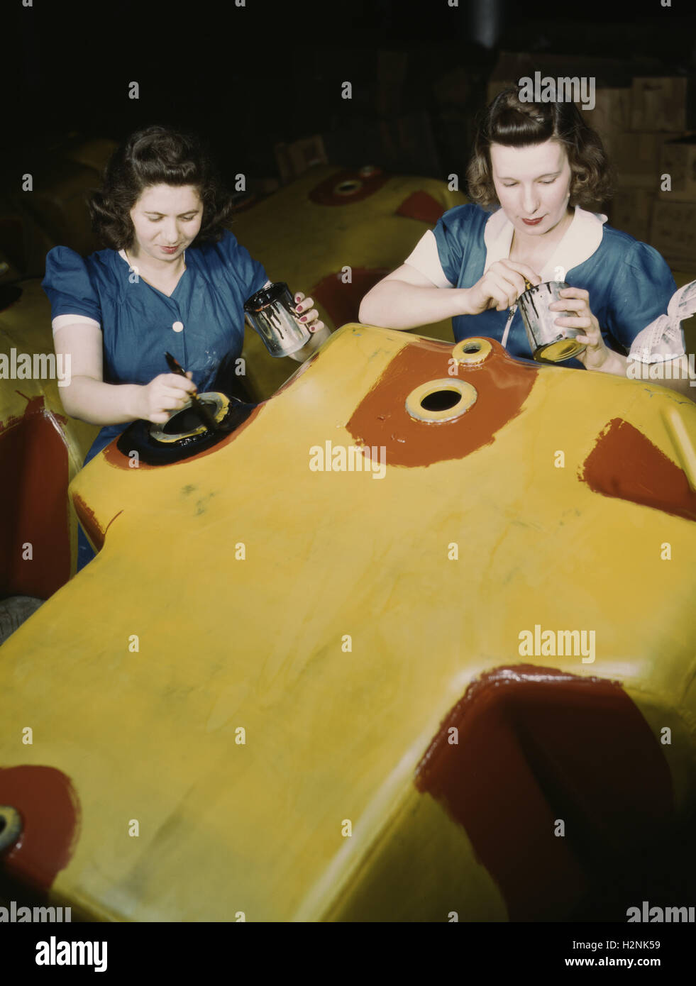 Female factory workers during wwii hi-res stock photography and images ...