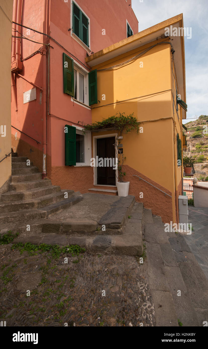 Manarola coloured building hi-res stock photography and images - Alamy