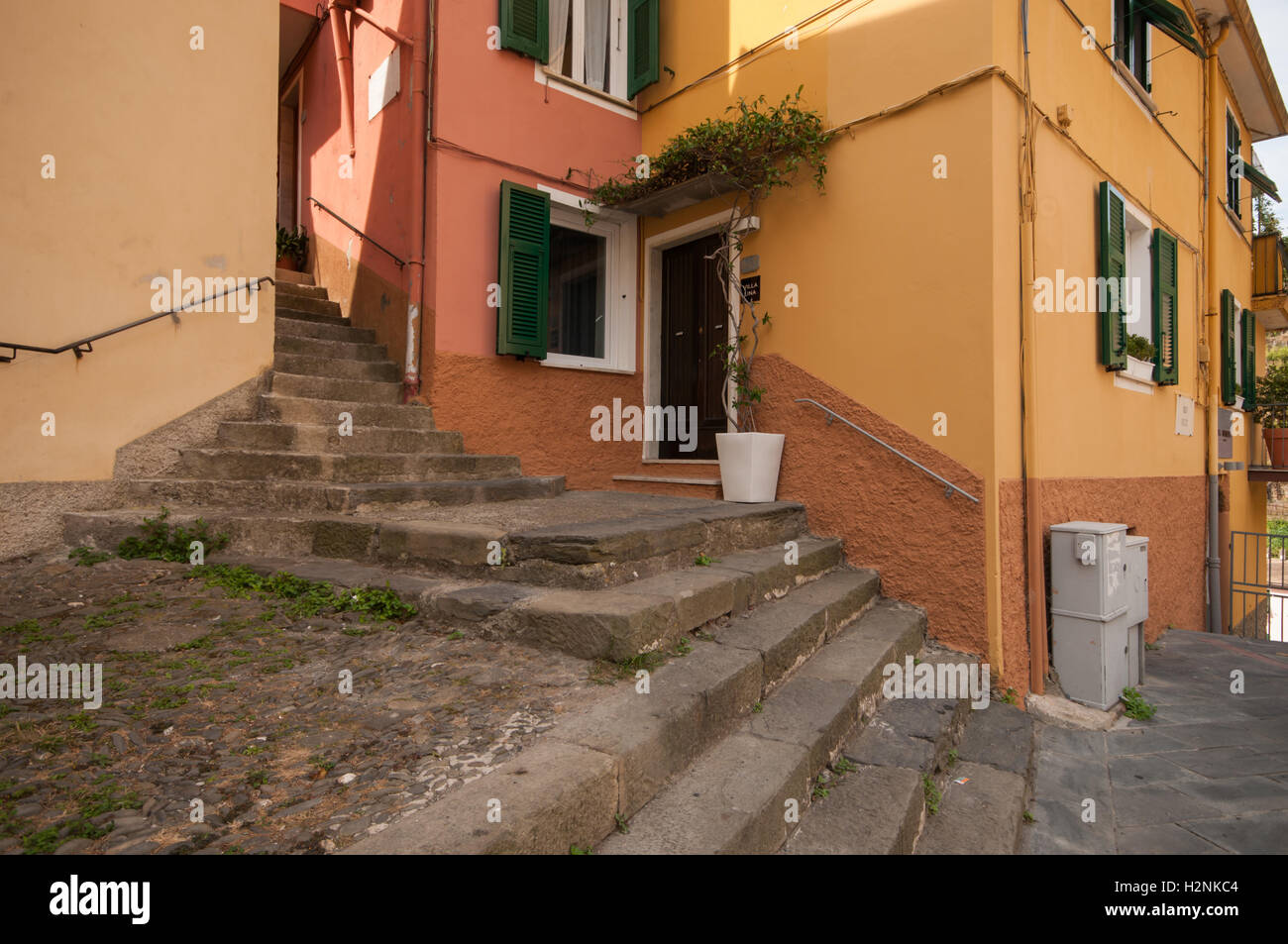 Manarola coloured building hi-res stock photography and images - Alamy