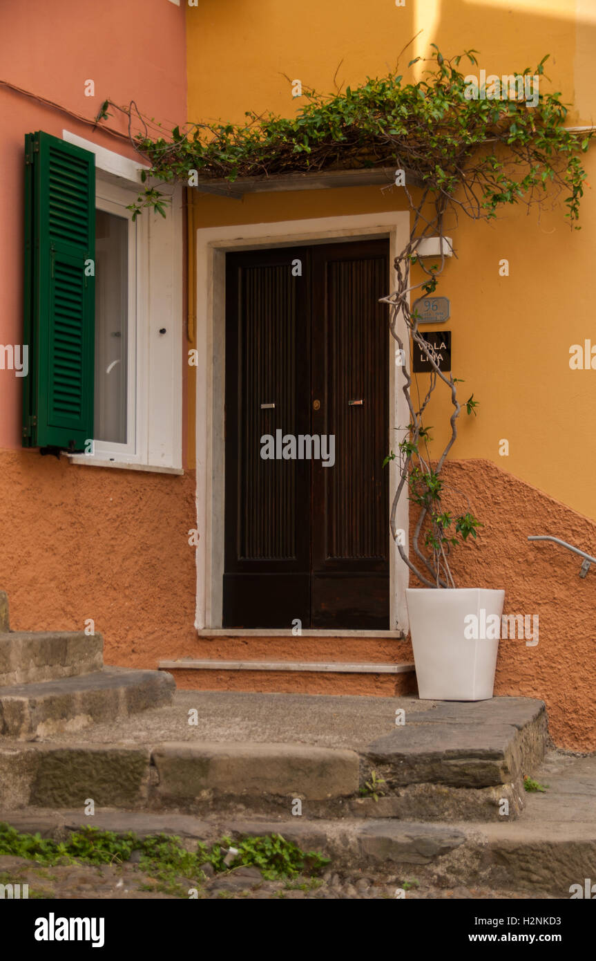 Multi doors architecture hi-res stock photography and images - Alamy