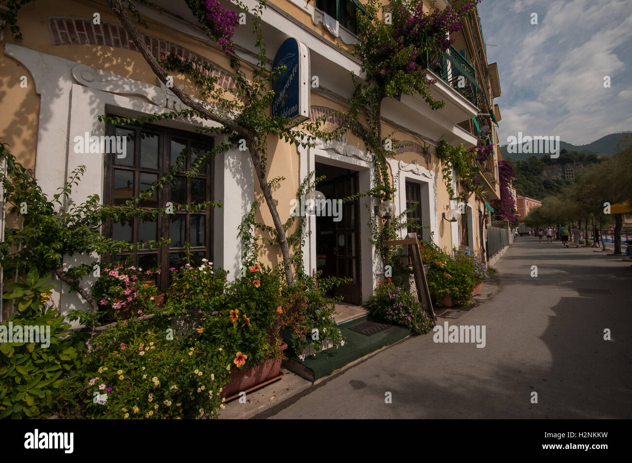 Traditional shopfront hi-res stock photography and images - Alamy