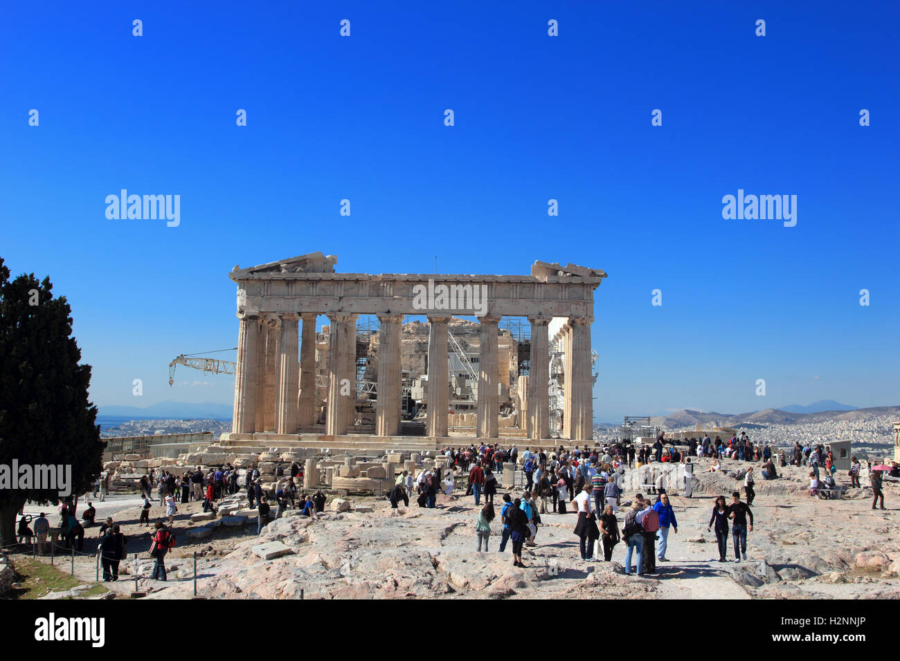 Tourists visiting parthenon temple hi-res stock photography and images ...