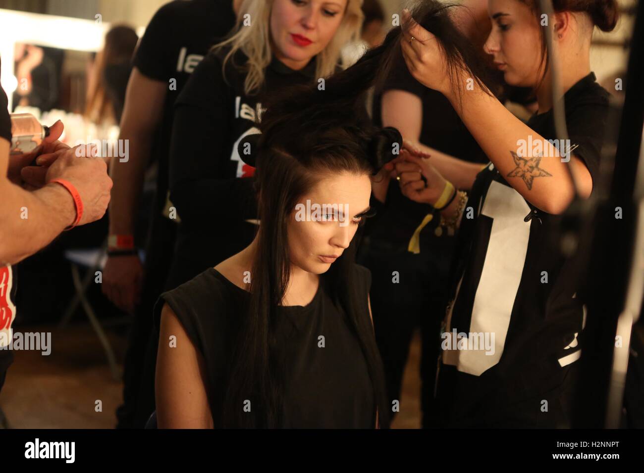 Models backstage hi-res stock photography and images - Alamy