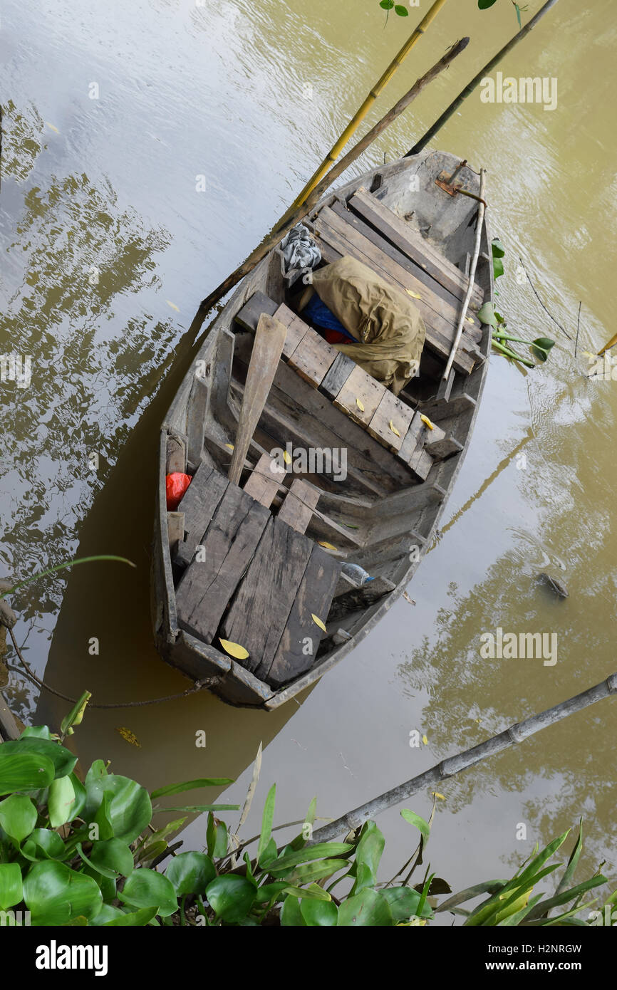 traditional asian fishing boat in river, vietnam Stock Photo - Alamy