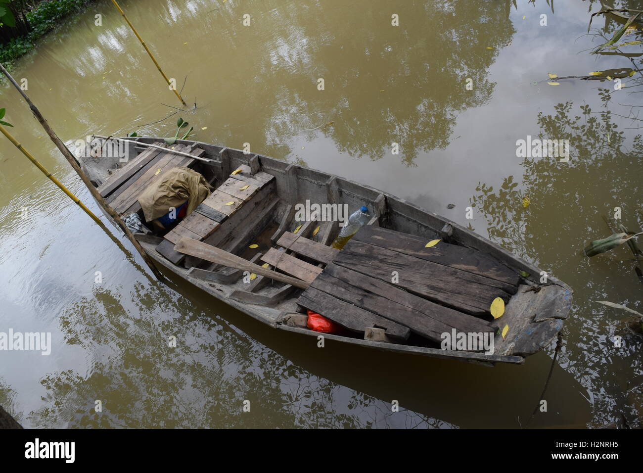 traditional asian fishing boat in river, vietnam Stock Photo - Alamy