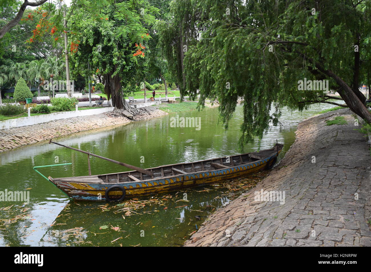 traditional asian fishing boat in river, vietnam Stock Photo - Alamy