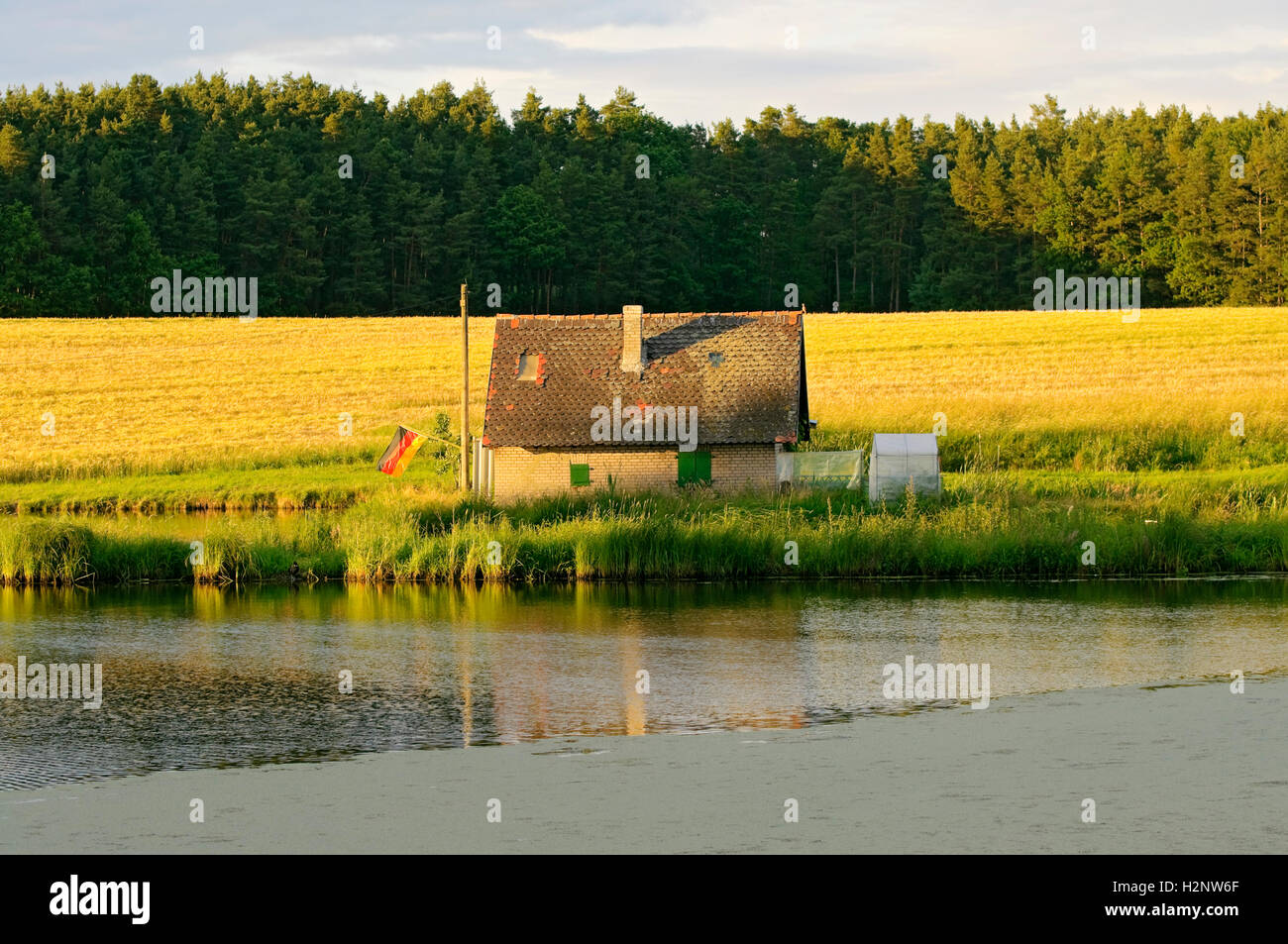 Fishermans huts in water lake hi-res stock photography and images - Alamy