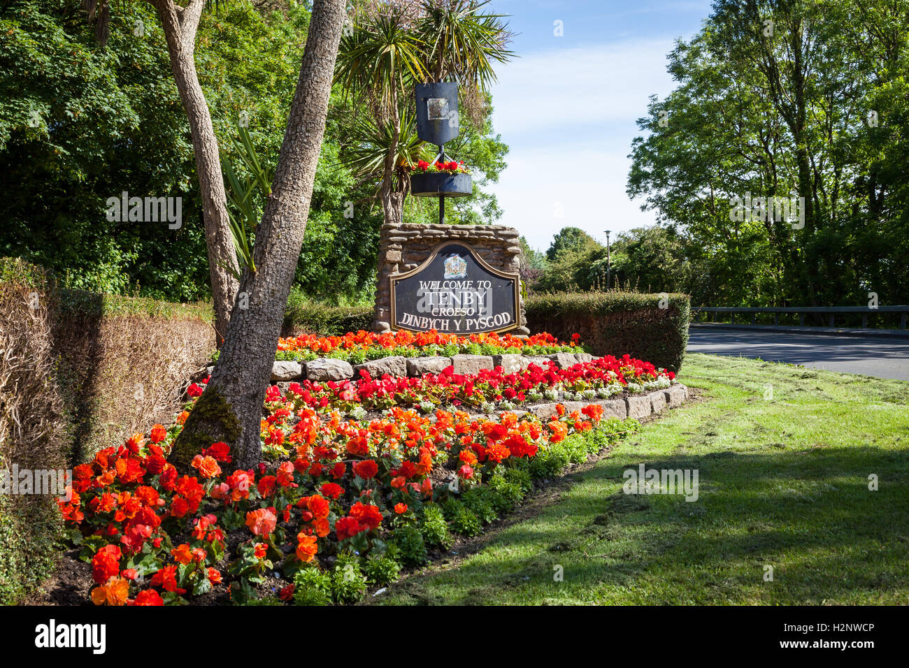 Welcome to Tenby sign with flowers at the start of the summer Stock ...