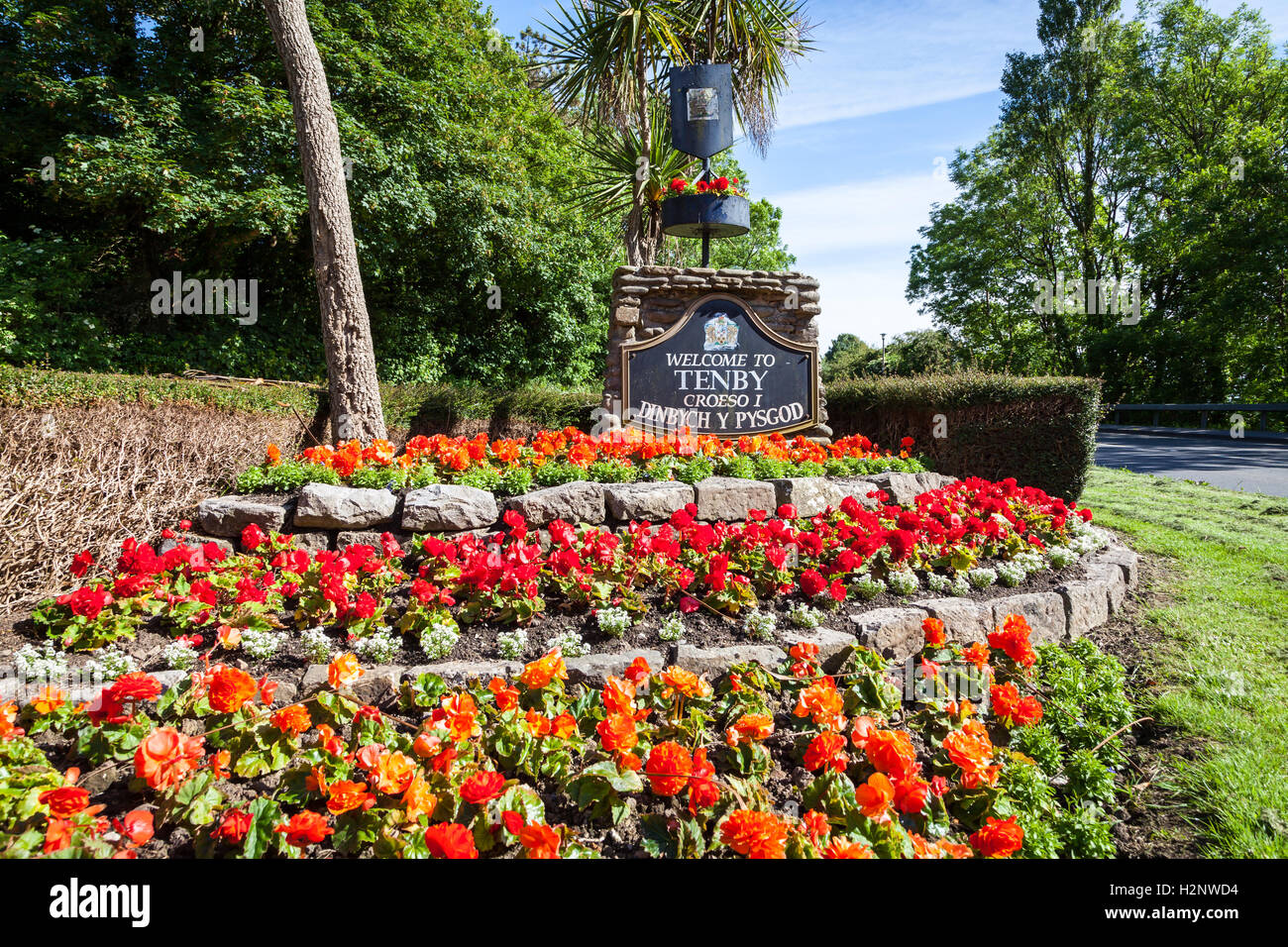 Welcome to Tenby sign with flowers at the start of the summer Stock ...