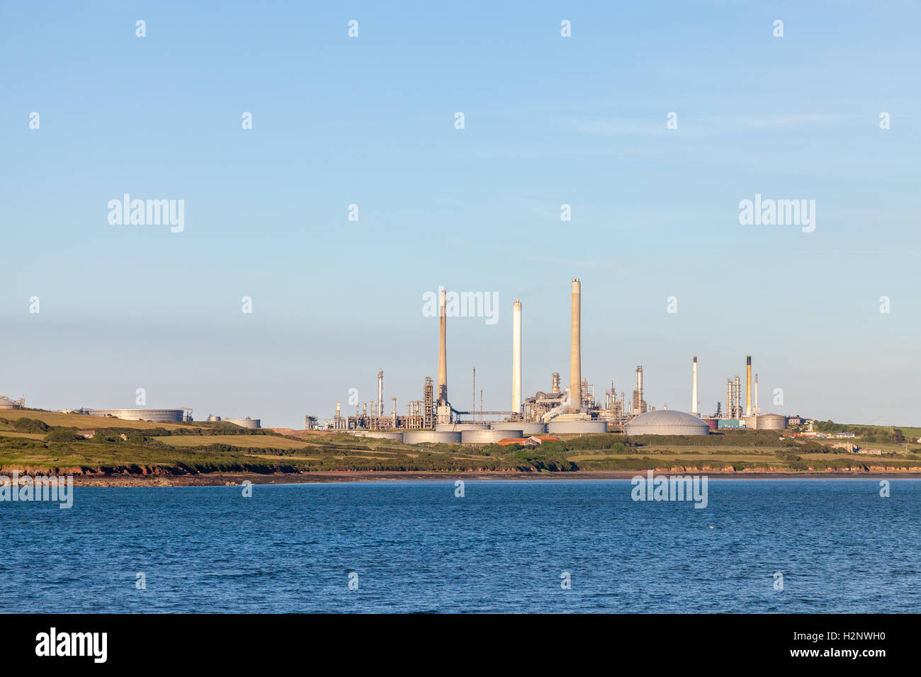 Oil refinery uk coast hi-res stock photography and images - Alamy