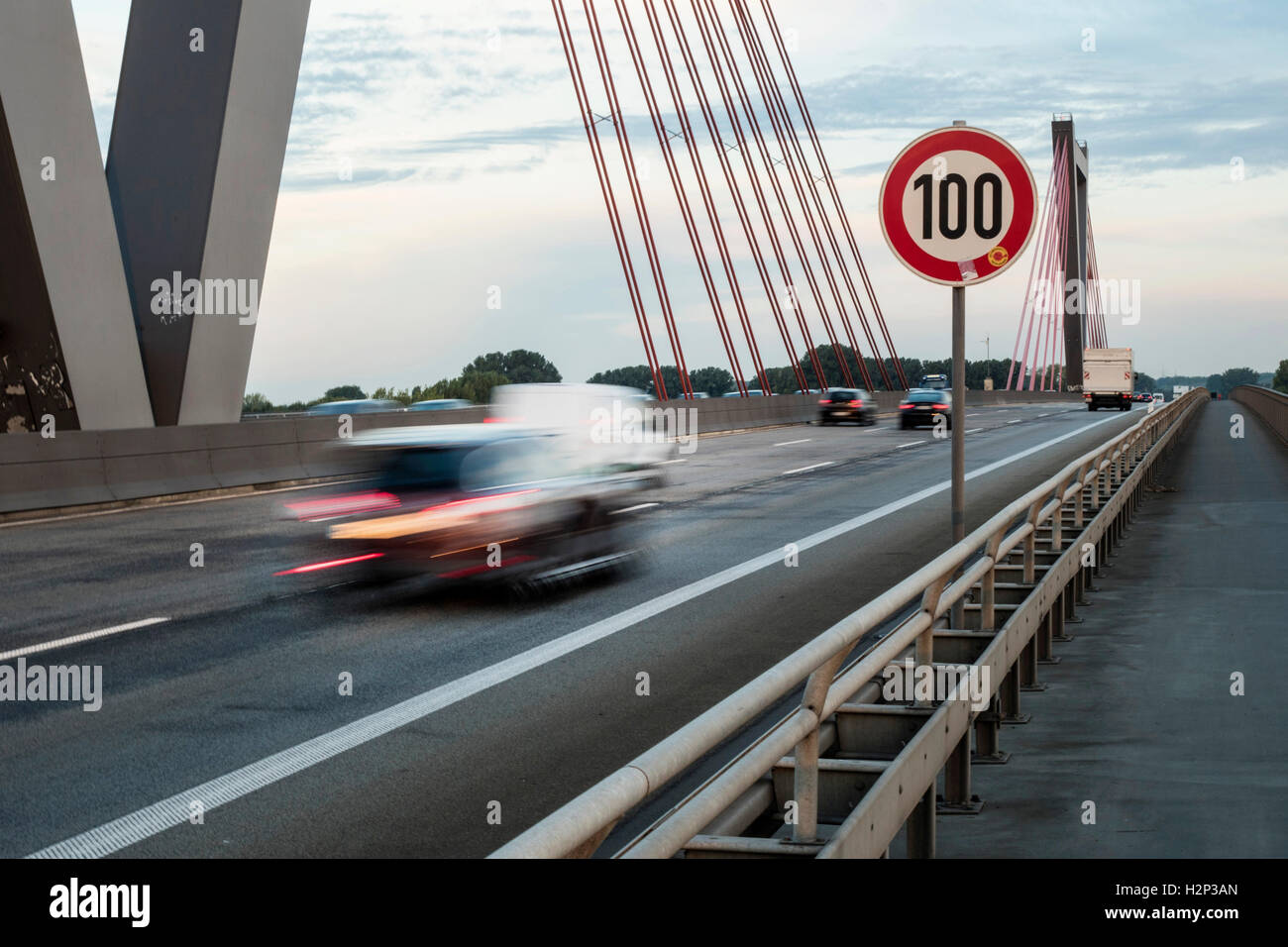 Speed limit 100 km / h on the motorway bridge near Düsseldorf Stock ...