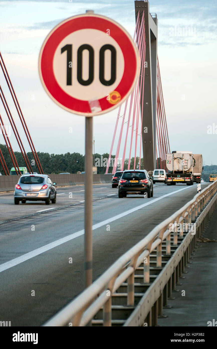 100 Km Speed Sign High Resolution Stock Photography and Images - Alamy