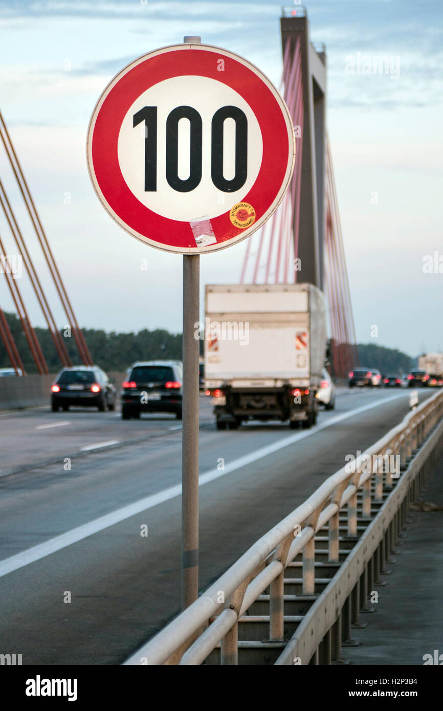 Speed limit 100 km / h on the motorway bridge near Düsseldorf Stock ...