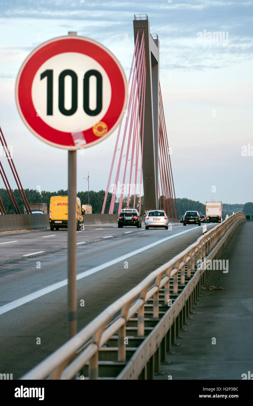 Speed limit 100 km / h on the motorway bridge near Düsseldorf Stock ...