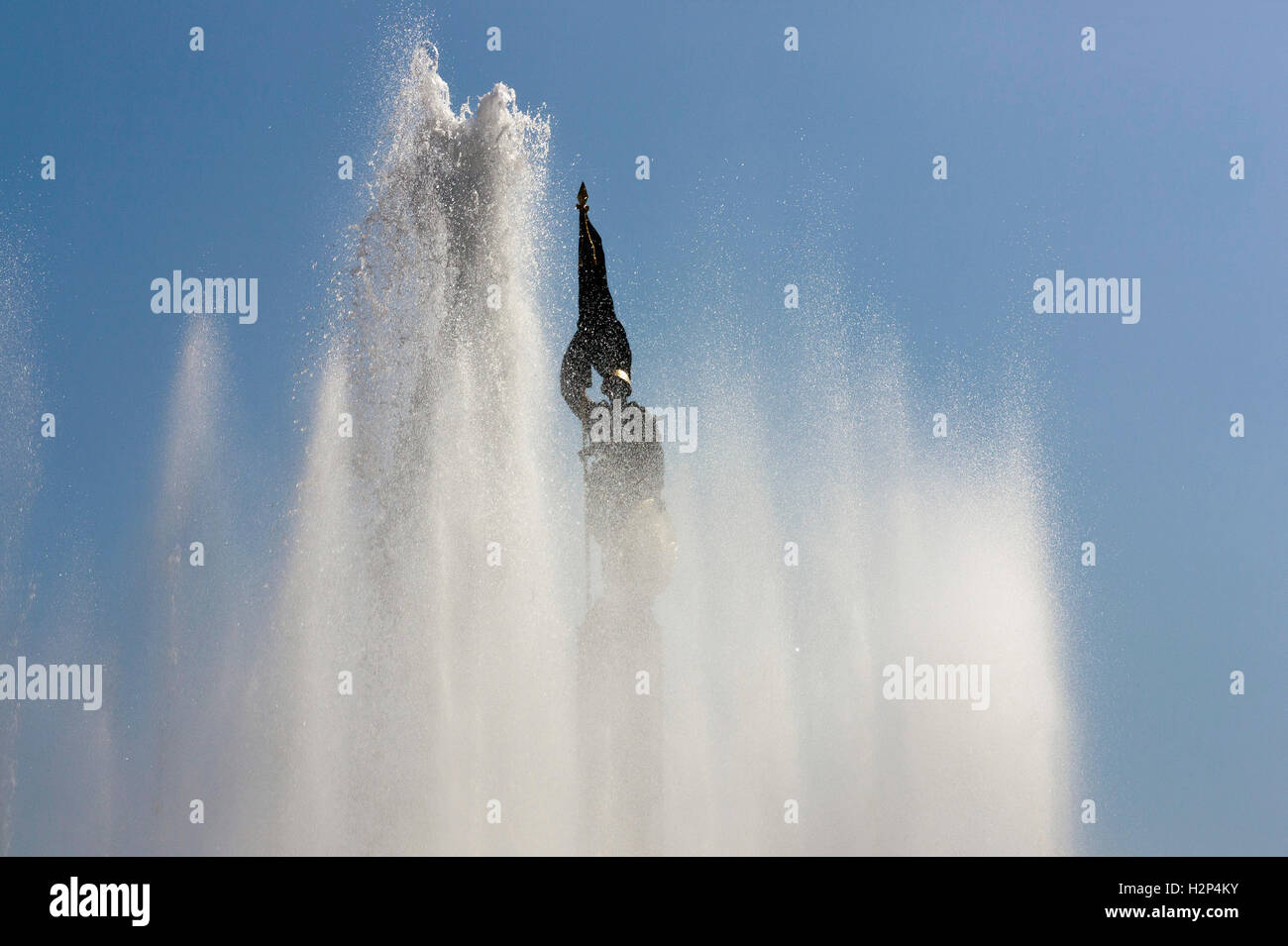 Water fountain heroes monument hi-res stock photography and images - Alamy