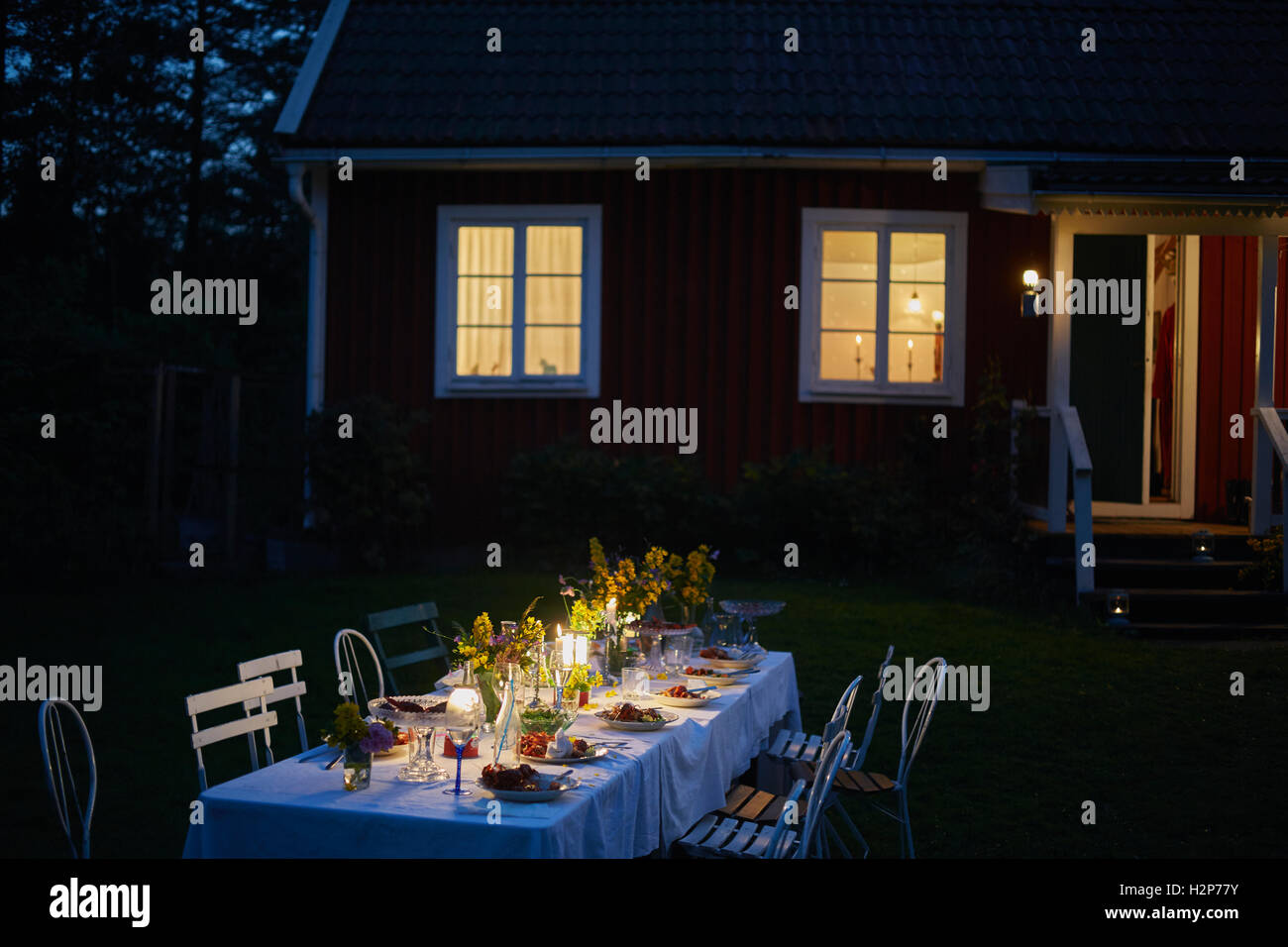 Outside house party hi-res stock photography and images - Alamy