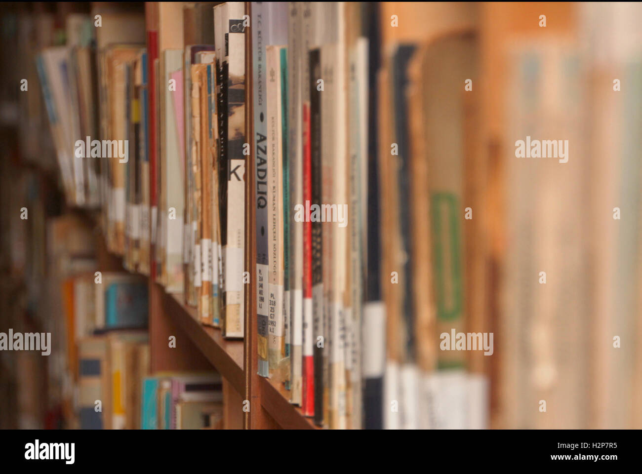 Row of books on shelf hi-res stock photography and images - Alamy