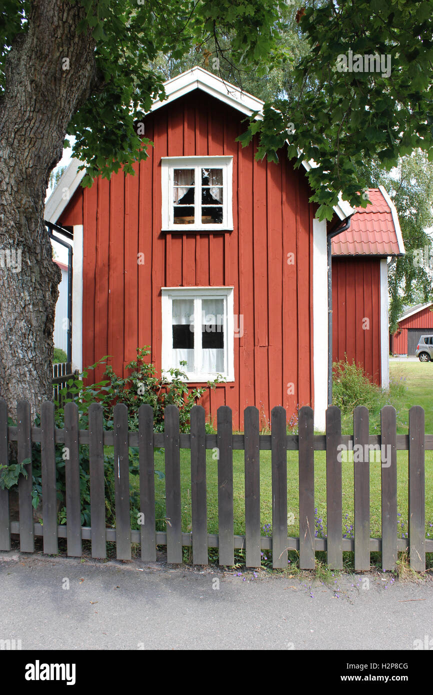 Small traditional cottage exterior hi-res stock photography and images ...
