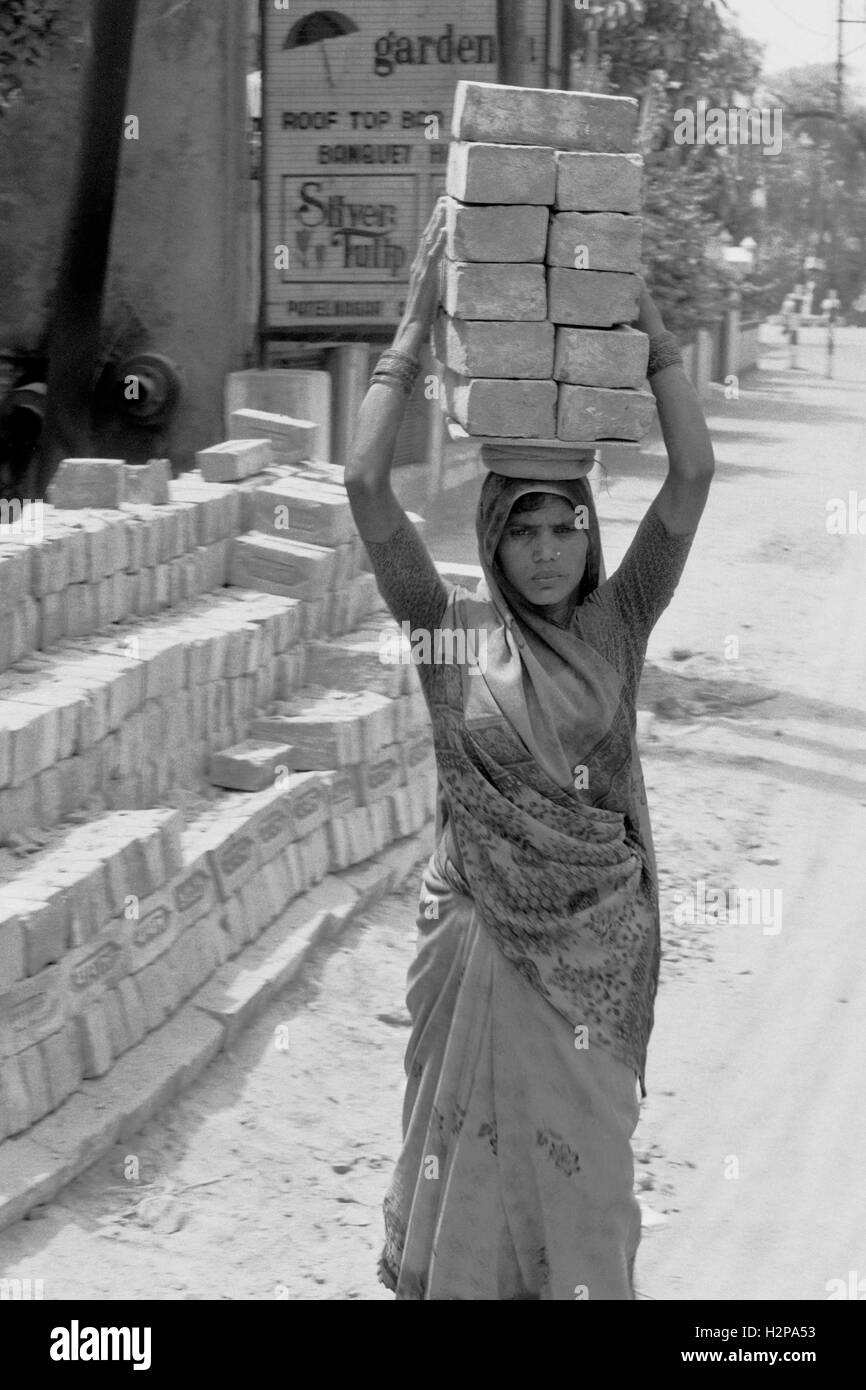 woman in india carrying bricks brian mcguire Stock Photo - Alamy