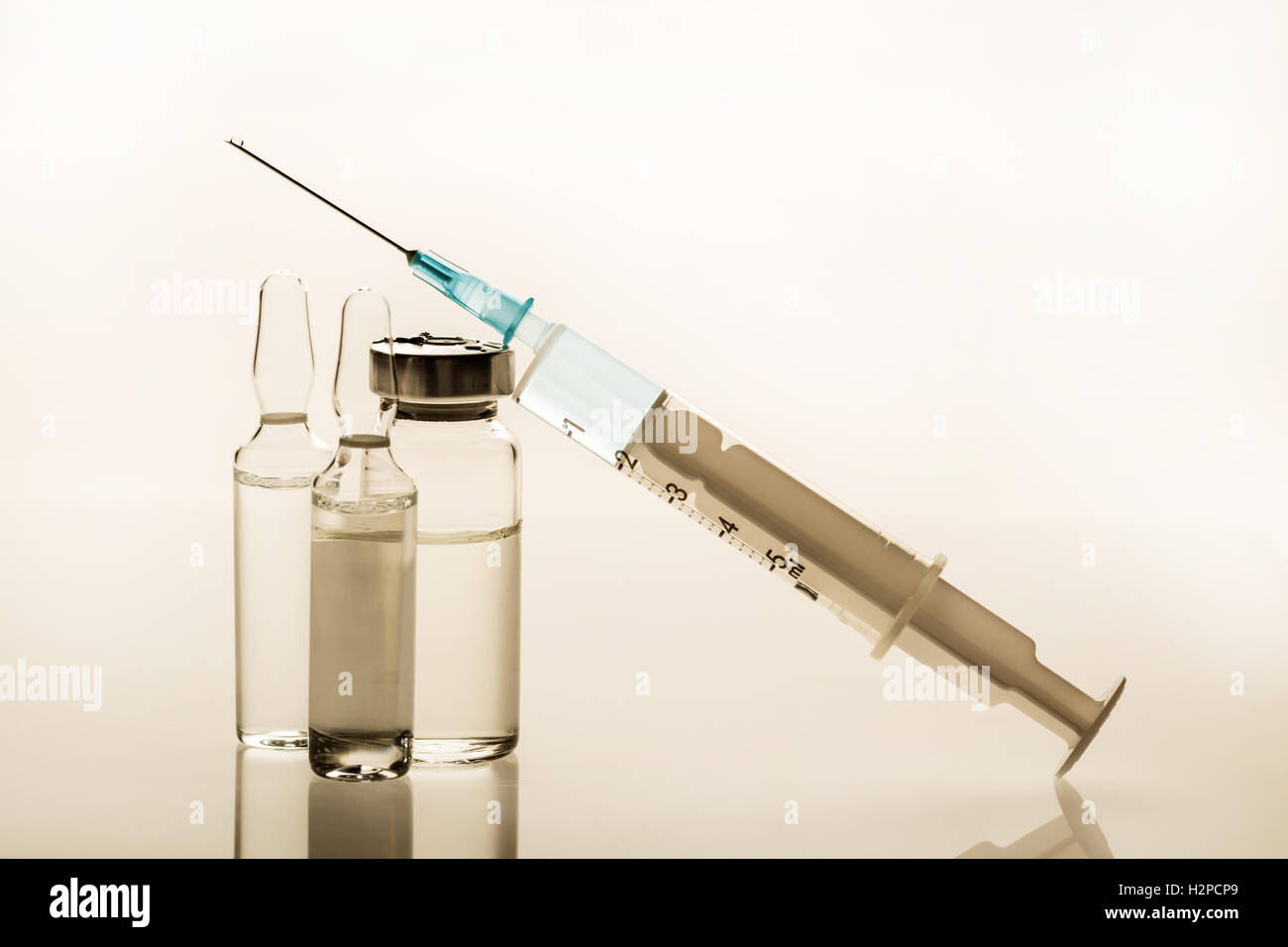 medicament in a glass vial and syringe closeup Stock Photo - Alamy