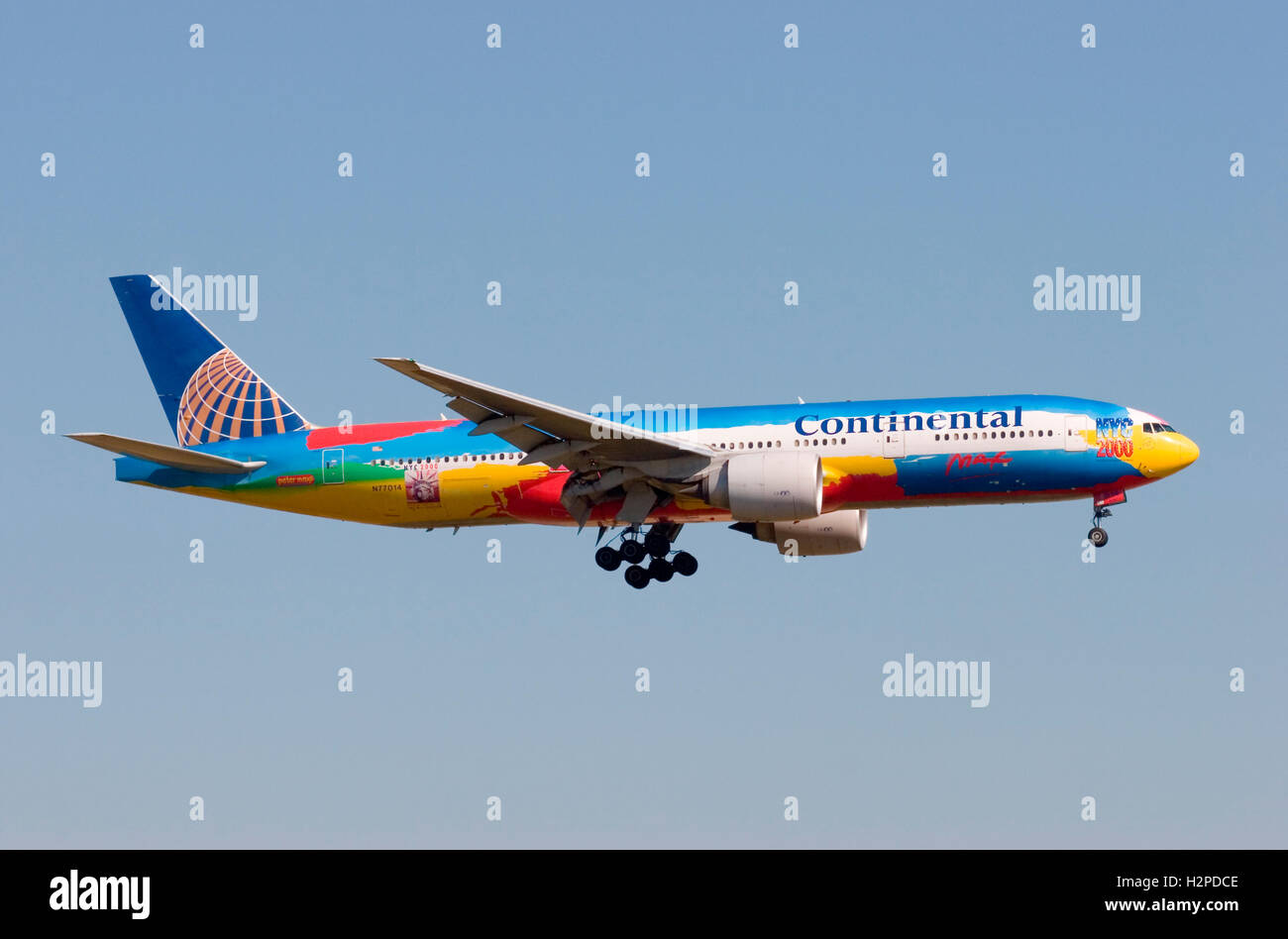 N77014 Continental Airlines Boeing 777-224ER in a special Peter Max ...