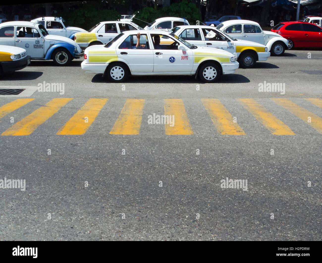 ACAPULCO, MEXICO - MARCH 11, 2006 : Busy traffic on the road and ...