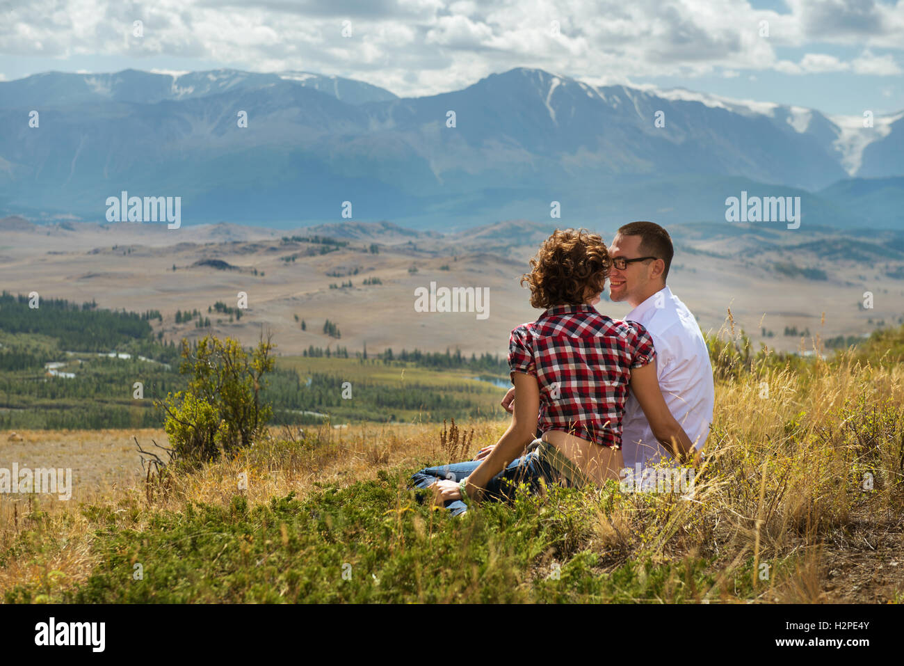 Love couple hugs mountain backdrop summer Stock Photo - Alamy