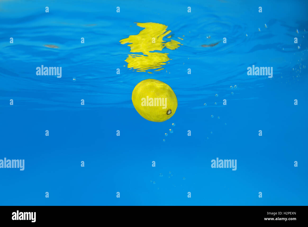 Lime splashing in water hi-res stock photography and images - Alamy