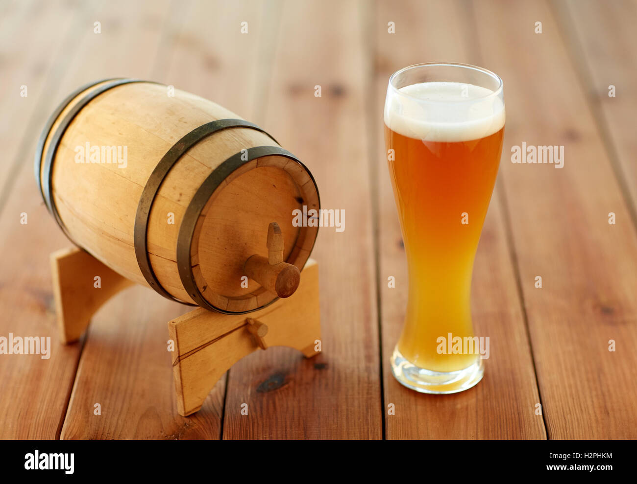 Beer barrel bar table hi-res stock photography and images - Alamy