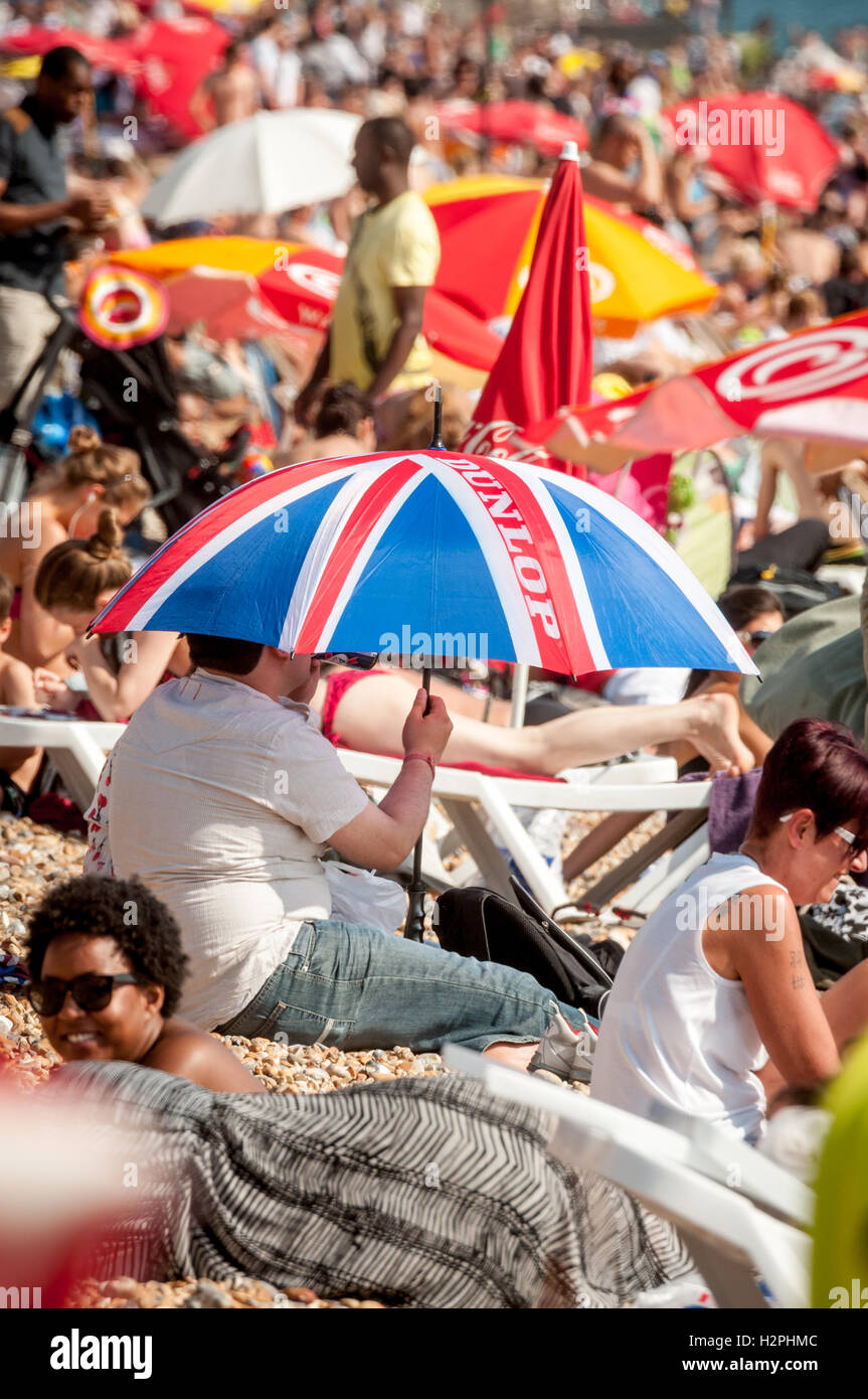Brighton beach crowded with tourists on a warm spring day Stock Photo ...