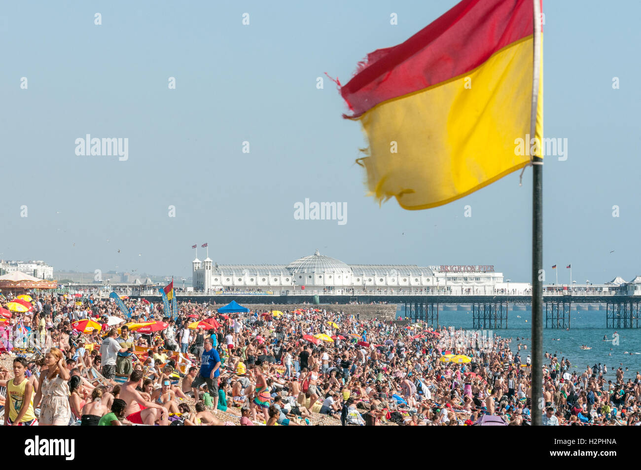 Brighton beach crowded with tourists on a warm spring day Stock Photo ...