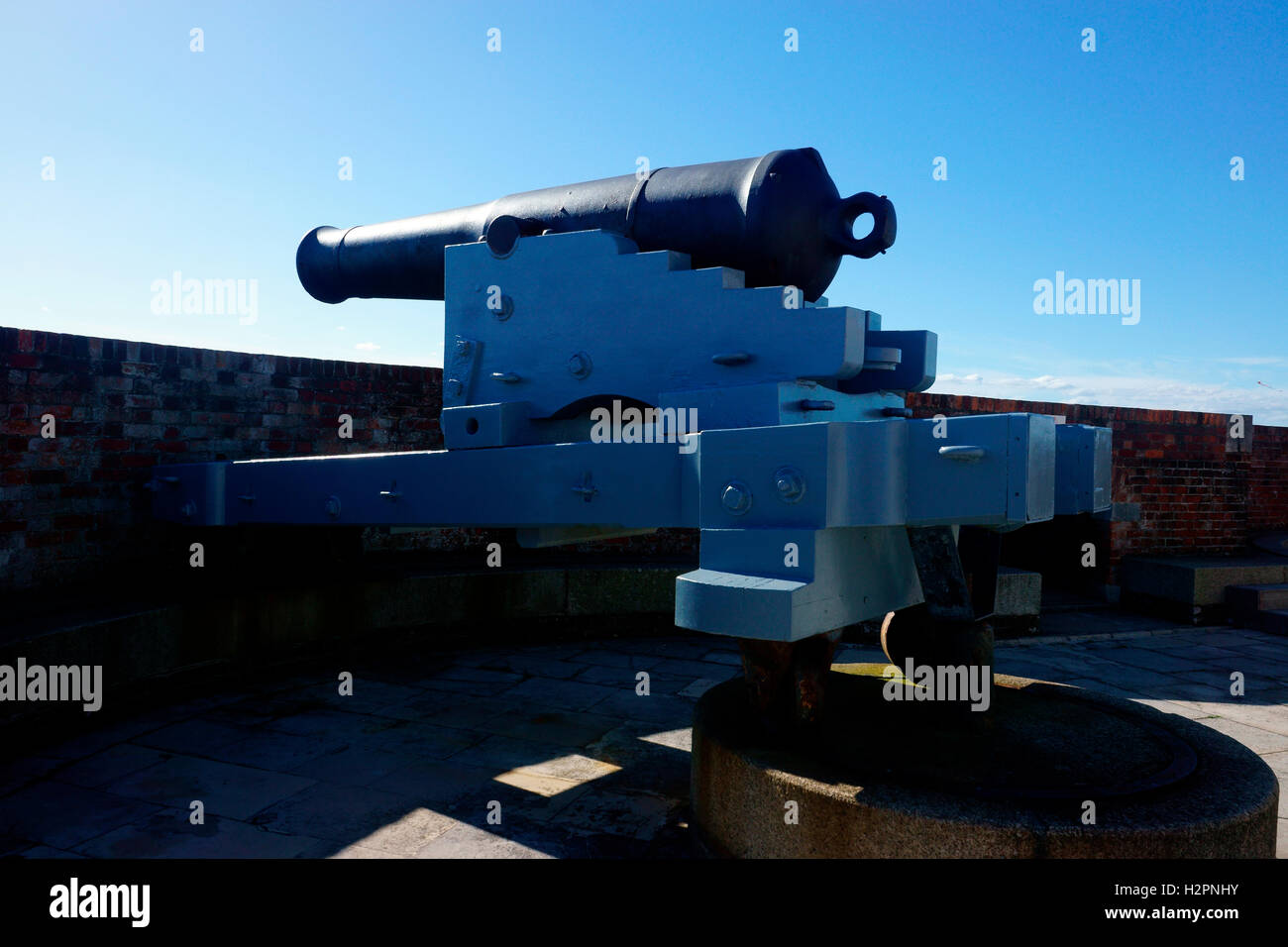 64 pounder cannon hi-res stock photography and images - Alamy