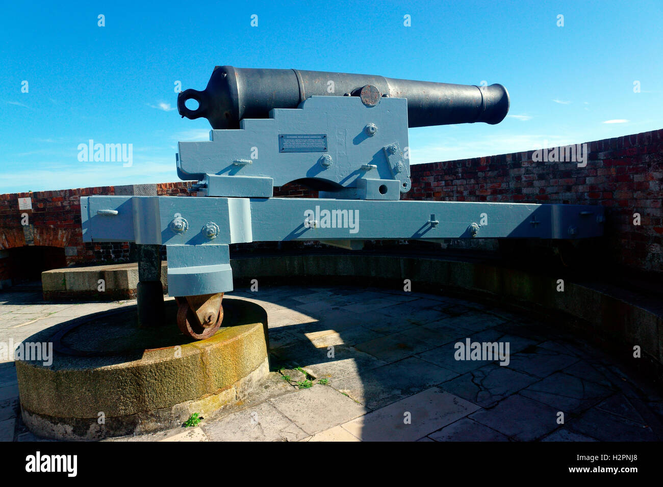 64 pounder cannon hi-res stock photography and images - Alamy
