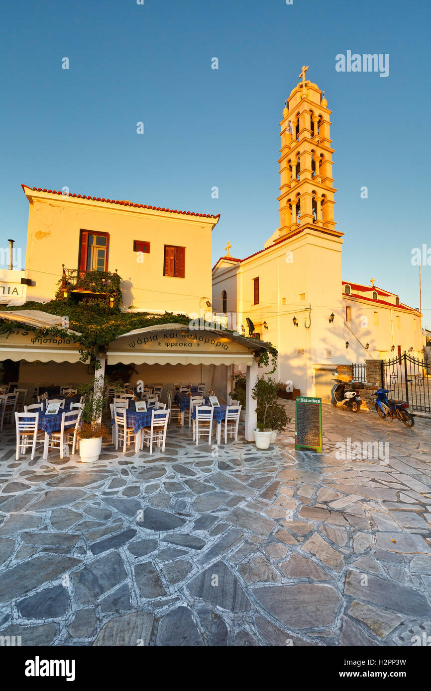 Restaurant in the centre of the old town of Tinos Stock Photo - Alamy