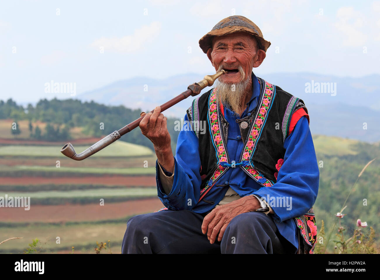 Old chinese man hi-res stock photography and images - Alamy