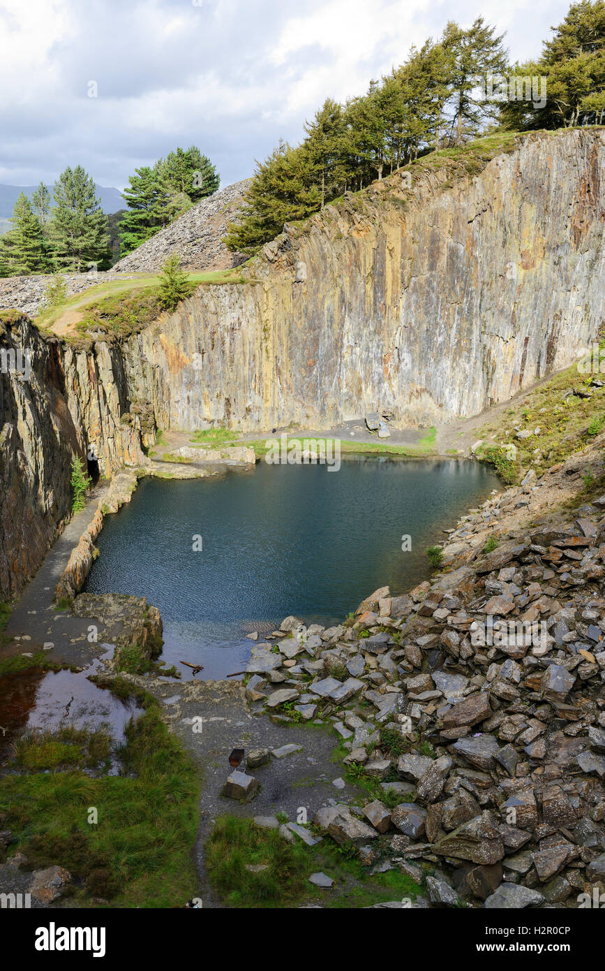Blue pool wales hi-res stock photography and images - Alamy