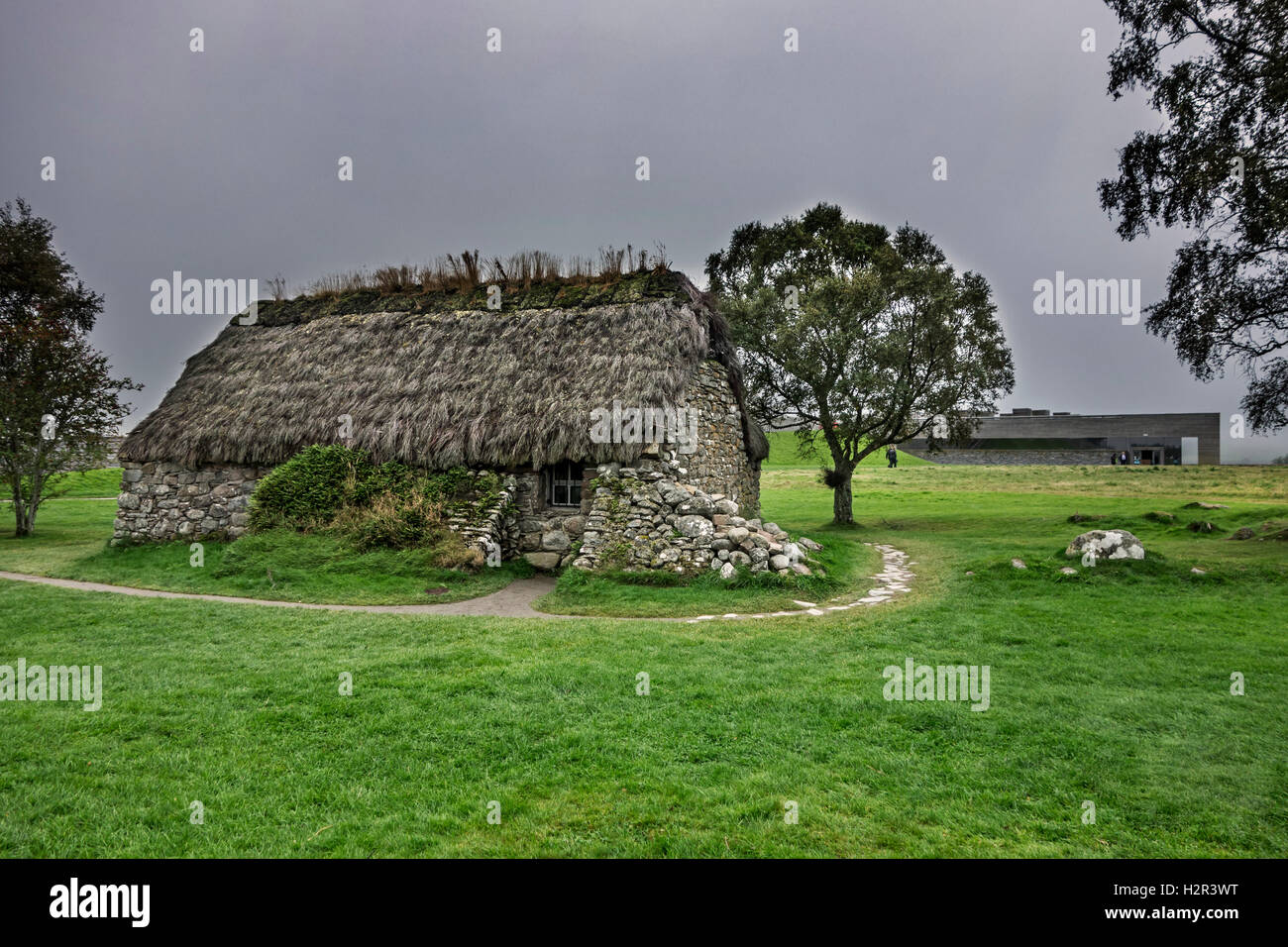The Old Leanach cottage and visitor centre at the Culloden Battlefield ...