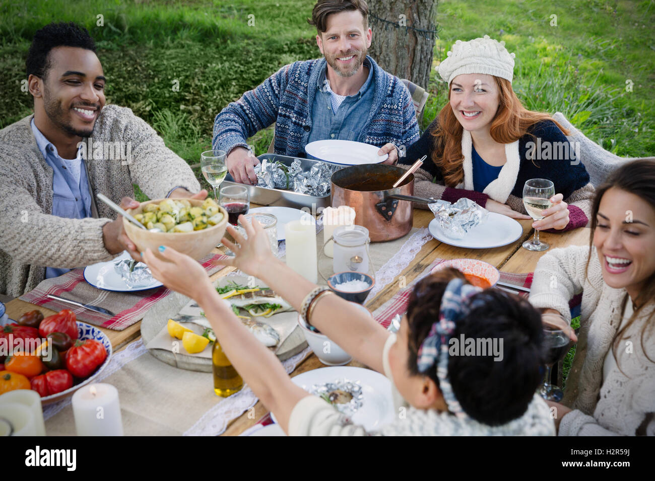 Five people eating lunch outdoors hi-res stock photography and images ...