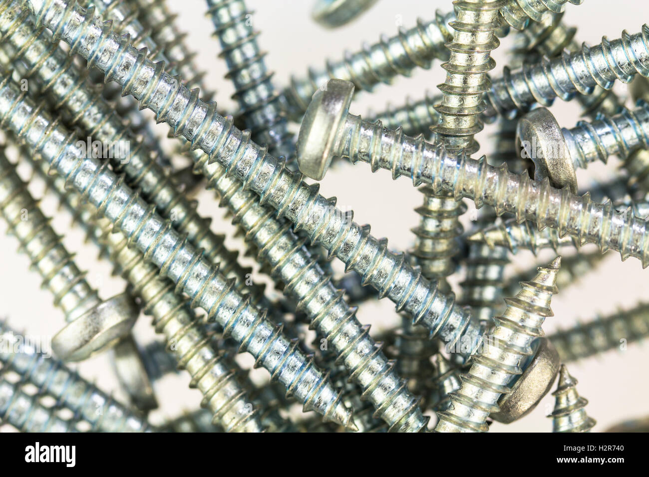 Pile of new screws, macro background Stock Photo - Alamy