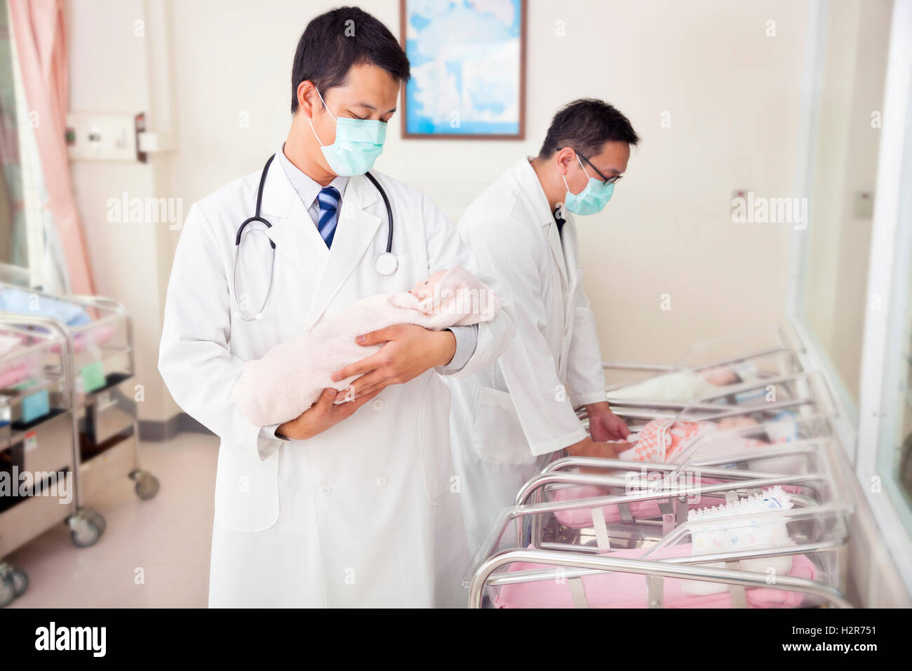 gynecologist doctor holding a newborn baby Stock Photo - Alamy
