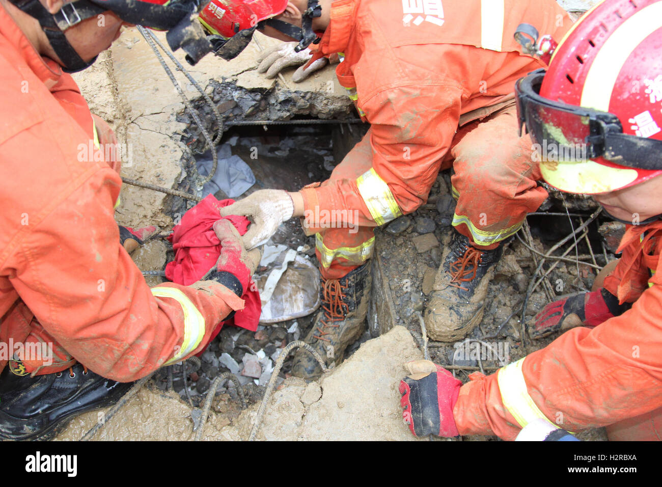 September 30, 2016 - Wenzhou, Wenzhou, China - Rescuers save residents ...