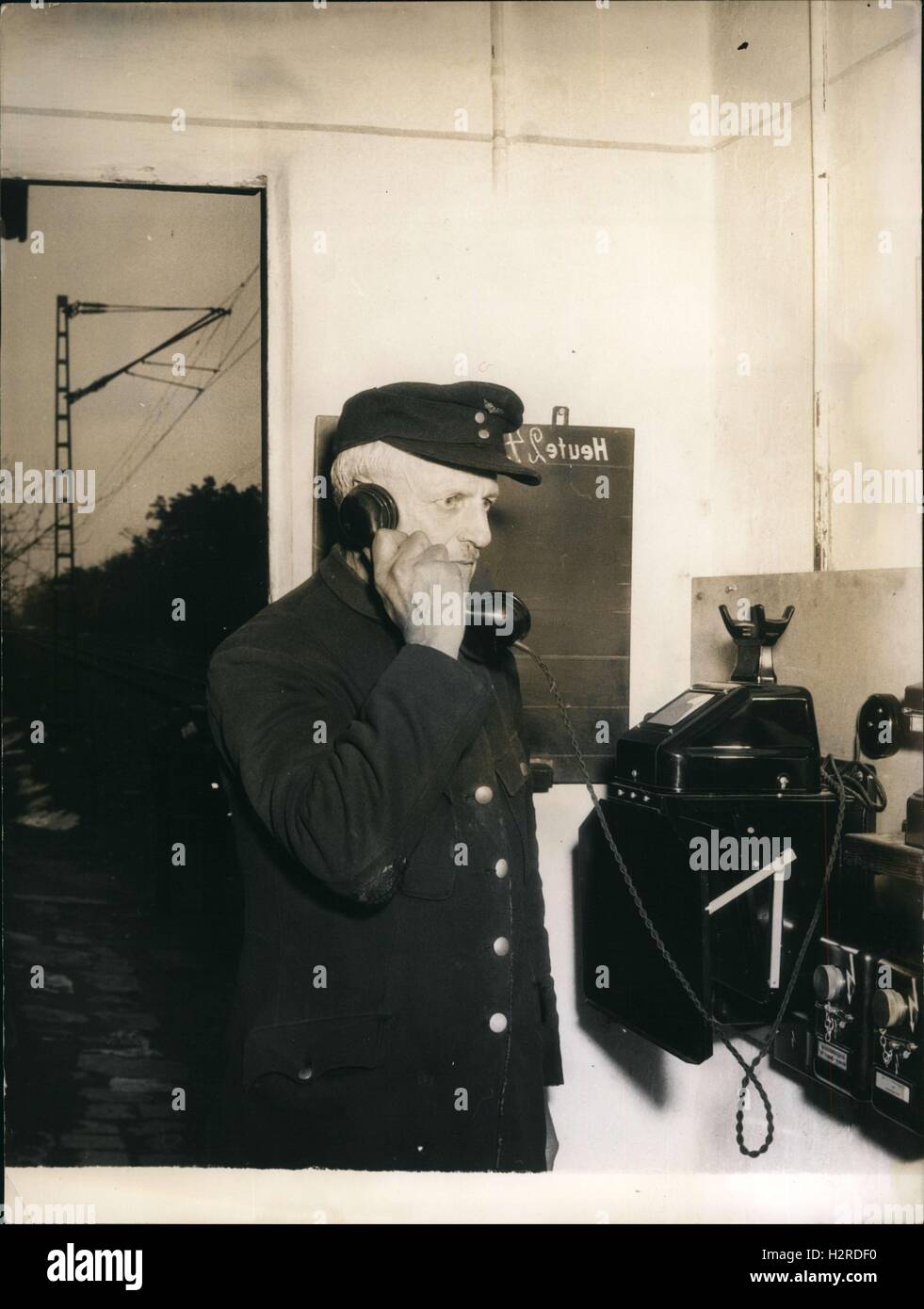 1958 - Worker railroad phone telephone elderly man © Keystone Pictures ...