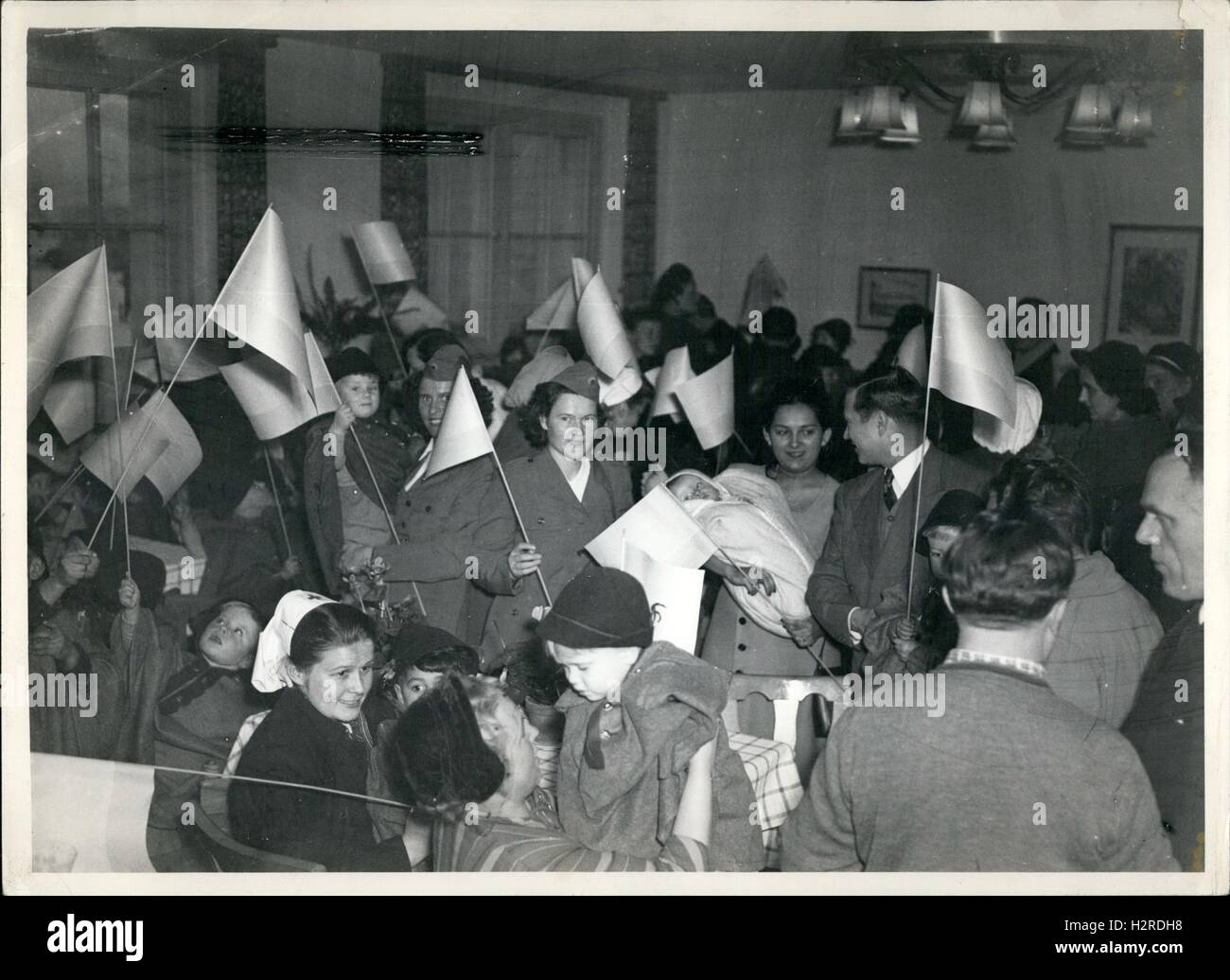 1951 - Baby birth crowd cheer celebration © Keystone Pictures USA ...